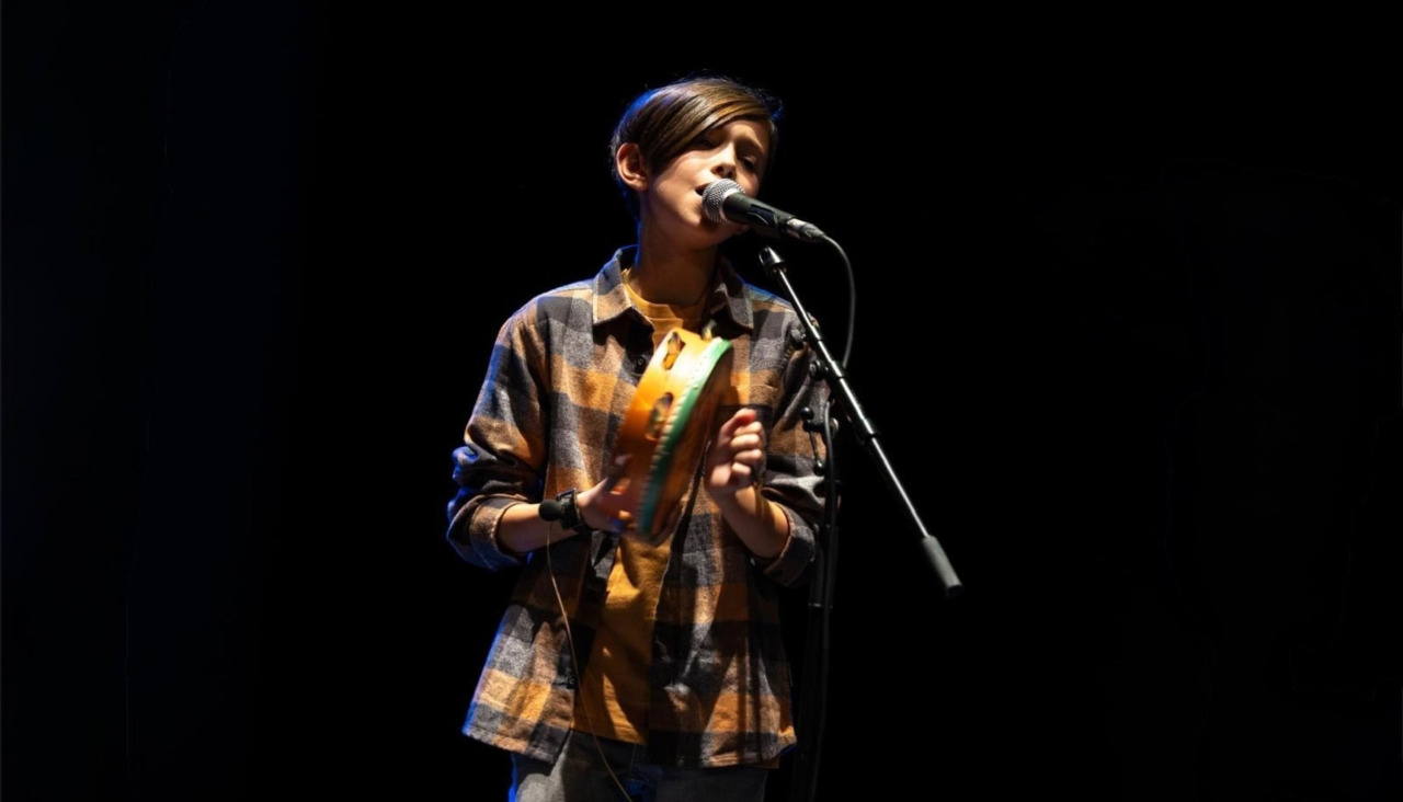 O pequeno músico Gael Ares pasa de actuar no teatro Colón ao Museo do ...