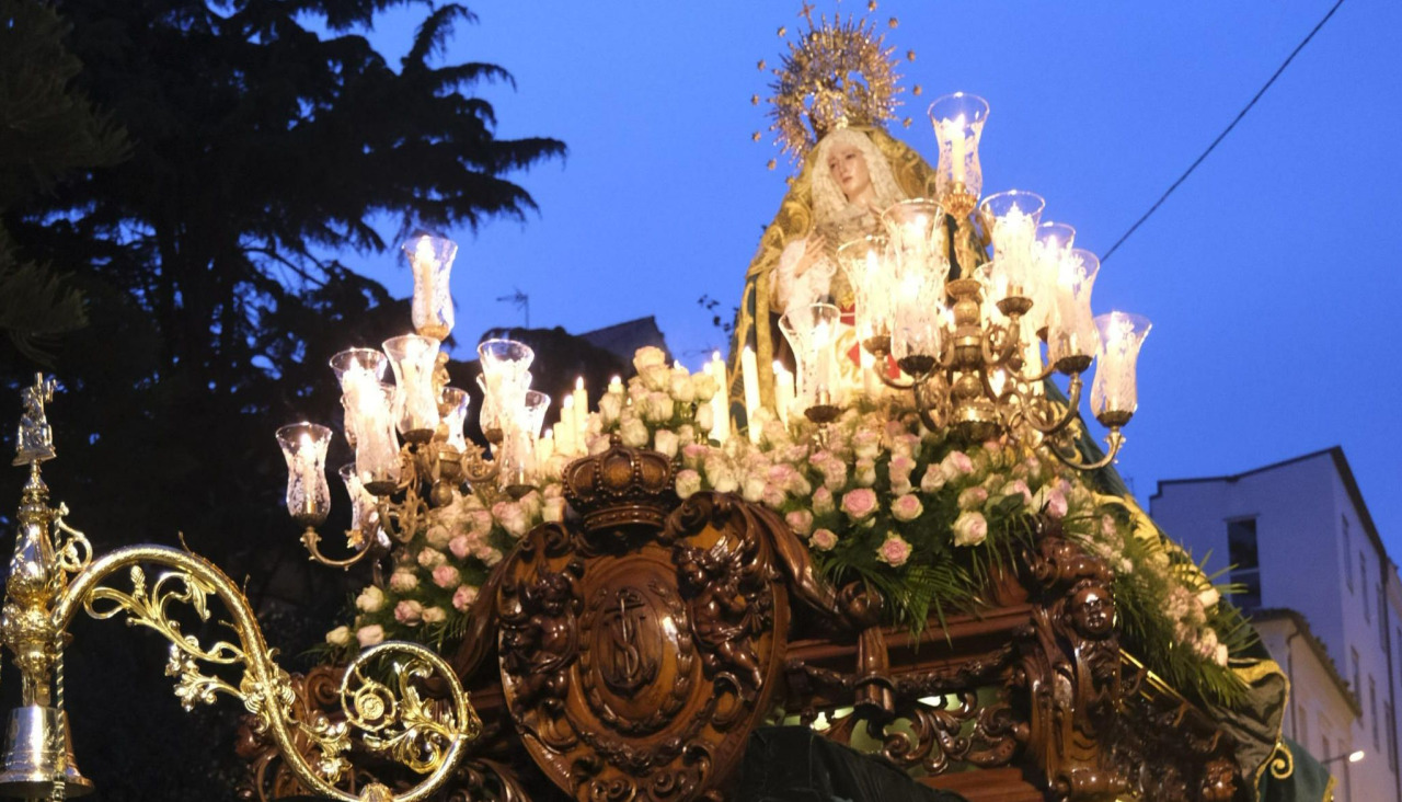 Dos procesiones miran al cielo en el Martes Santo de Ferrol
