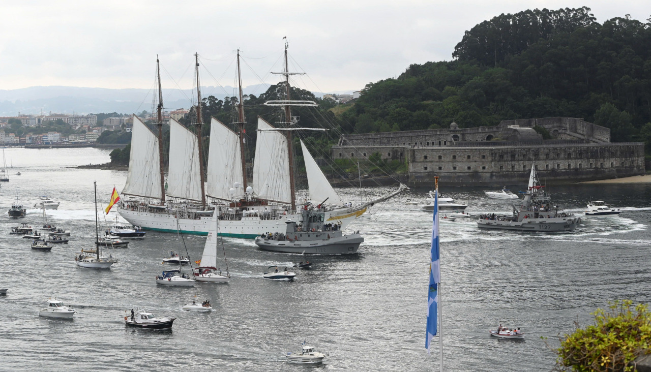 Hasta pronto, 'Juan Sebastián de Elcano': Ferrol despidió al buque ...