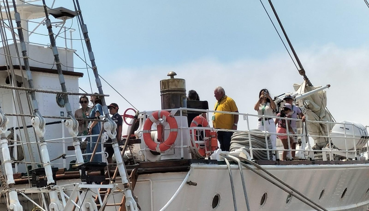 Un paseo por la cubierta del “Elcano”, en el que se forma la princesa ...