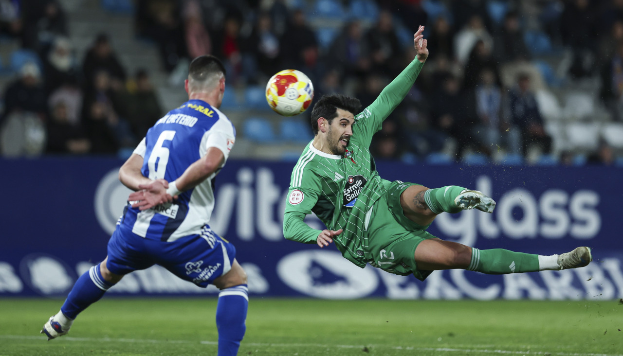 El Racing de Ferrol se congela en El Toralín ante la Ponferradina (3-0)