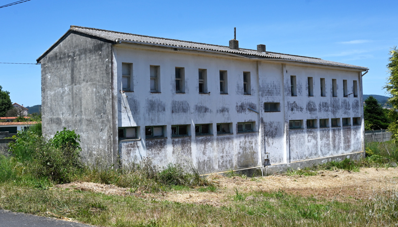 Los residentes próximos a la escuela abandonada de Mugardos temen que ...