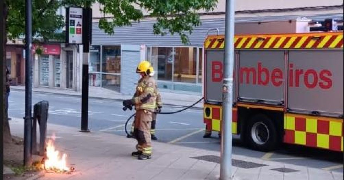 Un nuevo incendio en una papelera moviliza a los bomberos de Ferrol
