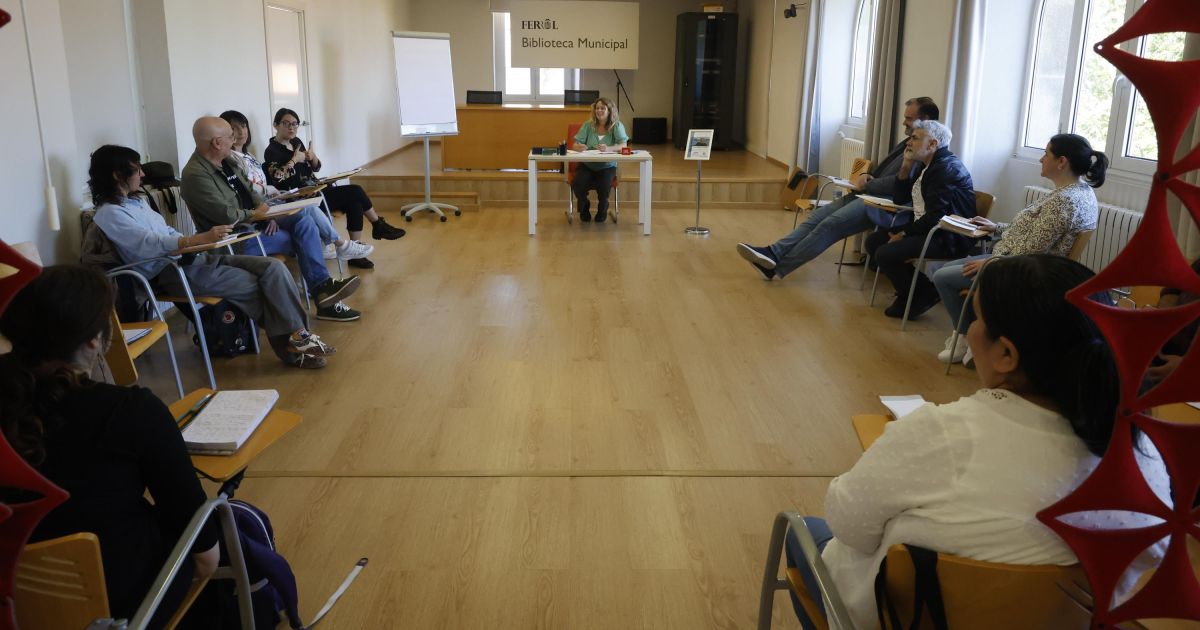 Comienzo del taller de escritura creativa con Lucía Jares en la Biblioteca