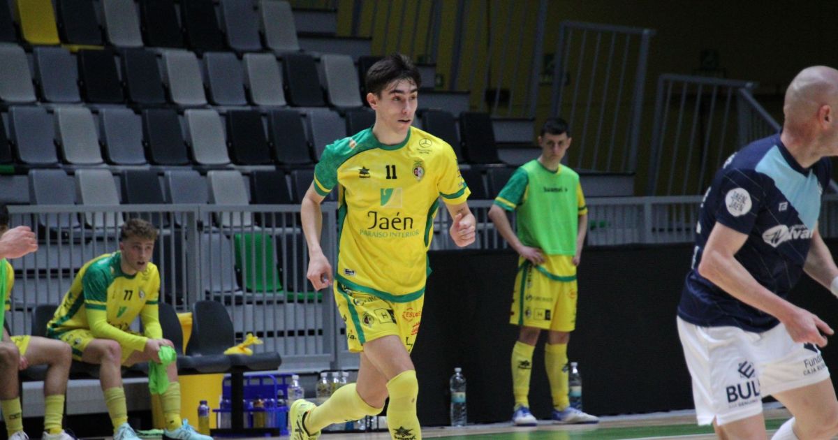 O Parrulo anuncia su primer fichaje, el vigués Alberto Hernández ...