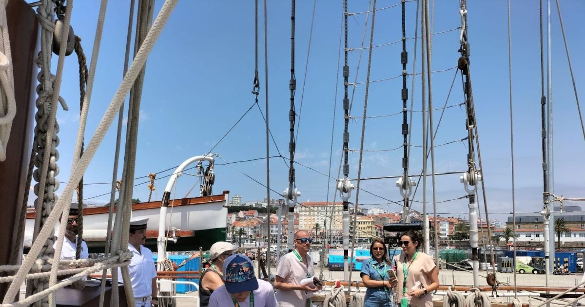 Un paseo por la cubierta del “Elcano”, en el que se forma la princesa ...